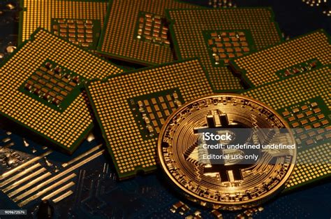 phisical bitcoin 및 오래 된 cpu 컴퓨터 프로세서의 닫습니다 컨셉 비즈니스 이미지입니다 0명에 대한 스톡 사진