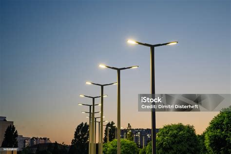 현대 거리 Led 조명 기둥 도시 전기 에너지 기술 밤하늘을 배경으로 한 줄의 가로등 가로등에 대한 스톡 사진 및 기타 이미지 가로등 Led 조명 조명 장비 Istock