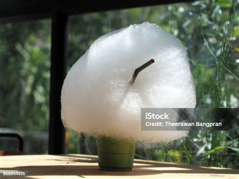 푹신한 솜 사탕 또는 사탕 Floss 녹차 라 떼의 플라스틱 유리에 솜사탕에 대한 스톡 사진 및 기타 이미지 솜사탕 0명 구름 Istock