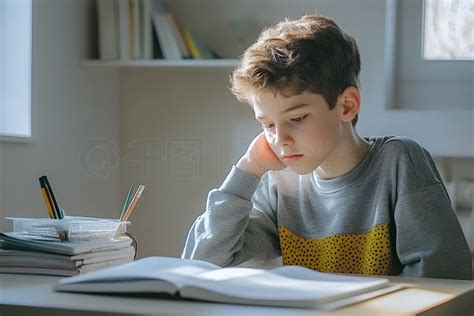 青少年ai数字艺术 图片写实风格青少年男孩书桌前专注学习人像照片 Ai平面元素免费下载 Png格式 4032像素 编号71876199 千图网