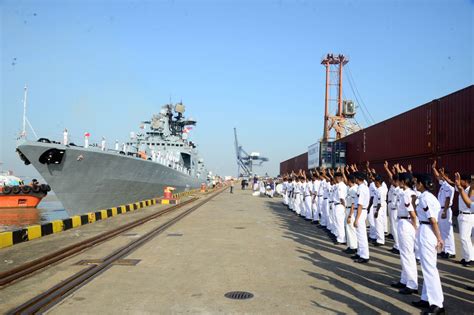 ရုရှားရေတပ်ဦးစီးချုပ် Admiral Nikolai A Evmenov ဦးဆောင်သော ချစ်ကြည်ရေးကိုယ်စားလှယ်အဖွဲ့နှင့် ရုရ