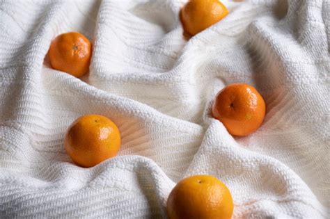 부드러운 흰색 엠보싱 패브릭또는 귤이 있는 아늑한 격자무늬의 배경 새해 축하 컨셉 0명에 대한 스톡 사진 및 기타 이미지 0