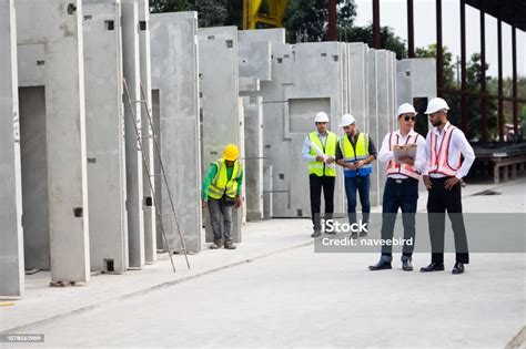화합과 팀워크 중공업 엔지니어 팀워크 다양한 전문 건축업자 조립식 콘크리트 벽 산업 제조 공장에서 함께 일하는 엔지니어 건설 노동자 25 29세에 대한 스톡 사진 및 기타