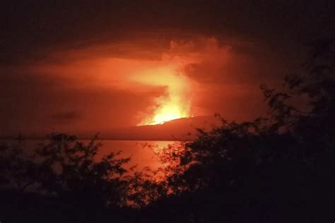 影 隔4年又爆發厄瓜多火山煙柱直竄3公里高 黑夜瞬間被染紅 中天新聞網