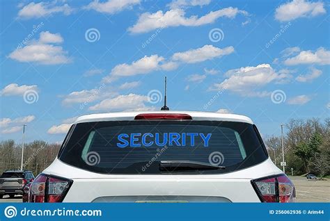 Coche De Seguridad En El Estacionamiento Foto De Archivo Imagen De