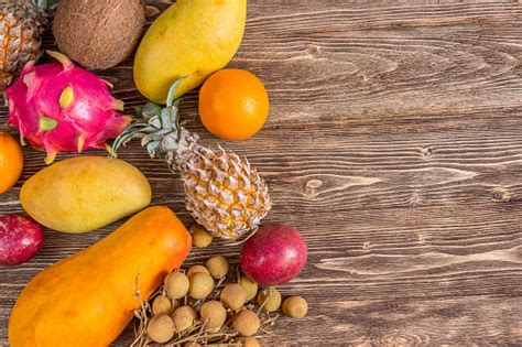 파파야 망고 파인애플 드래곤 과일 오렌지 코코넛 패션 과일 롱간 나무 소박한 배경에 이국적인 열대 과일의 집합 맨 위 보기 폐기물 제로 개념 용과에 대한 스톡 사진 및 기타