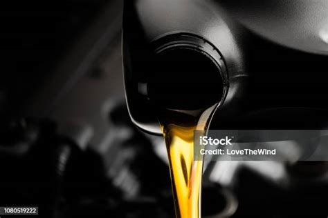 엔진 배경 서비스 기름 변경 자동차 수리가 게에 검은 병에서 오일 모터 자동차 윤 활 유를 붓는 엔진 오일에 대한 스톡 사진 및 기타 이미지 Istock