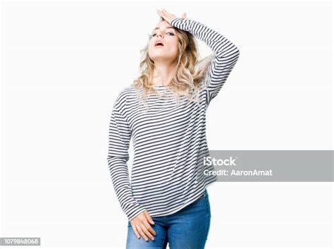 실수에 대 한 머리에 손으로 놀된 격리 된 배경 위에 아름 다운 젊은 금발의 여 자가 입고 줄무늬 스웨터 기억 오류 깜 빡 나쁜 메모리 개념 곱슬 머리에 대한 스톡 사진 및