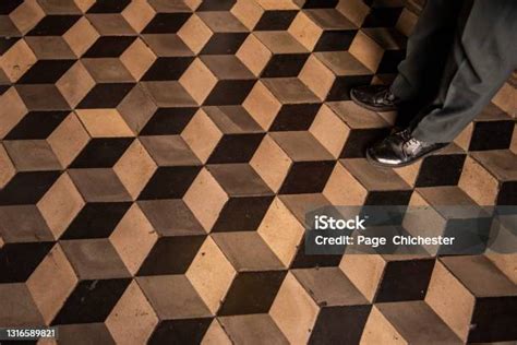 큐브로 만든 것처럼 보이는 바닥에 누군가의 다리와 발의 추상적 인 전망 3차원 형태에 대한 스톡 사진 및 기타 이미지 3차원 형태 가죽 갈색 Istock