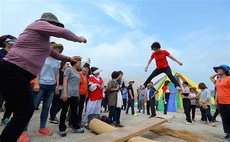 오늘 단오… 창포물에 머리 감아요