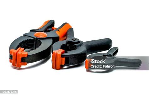 검정과 오렌지 스프링 클램프 흰색 배경에 고립 작은의 설정 매체 및 큰 크기 플라스틱 클램프 목공 작업에 대 한 도구 클램핑 수공예 손 도구입니다 클램핑 장비입니다 0명에