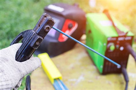 용접기 저항 심 용접 전극 및 용접 마스크 용접기 서비스의 개념 용접 작업 비용 및 안전 용접공에 대한 스톡 사진 및 기타 이미지 Istock