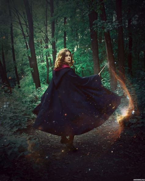 Девочка в чёрном плаще с волшебной палочкой в руке гуляет по лесу — Картинки на аву Гарри