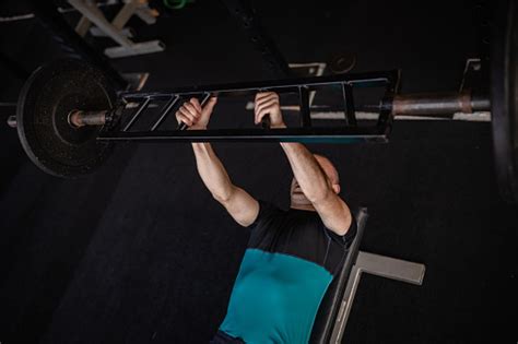 체육관 환경에서 집중적인 성인 근력 운동 세션으로 건강한 생활 방식과 체력을 촉진합니다 개선에 대한 스톡 사진 및 기타 이미지