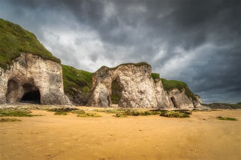 하얀 석회암 암석과 모래 해변이 있는 파노라마 북아일랜드 0명에 대한 스톡 사진 및 기타 이미지 0명 경관 관광 Istock