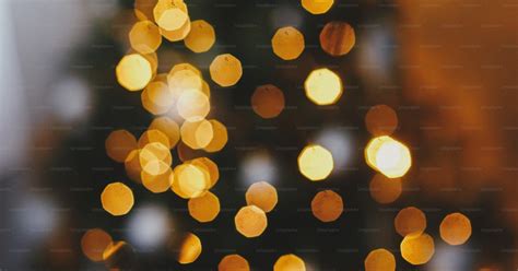 크리스마스 배경입니다 크리스마스 트리 조명은 저녁 축제 방에서 초점이 흐려졌습니다 빛나는 조명 보케 분위기 있는 크리스마스 이브 메리 크리스마스와 해피 홀리데이 사진