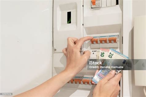 전원 제어 스위치를 끄는 유로 지폐를 들고 손 전기 위기 개념 생활비에 대한 스톡 사진 및 기타 이미지 생활비 위기 가격 Istock