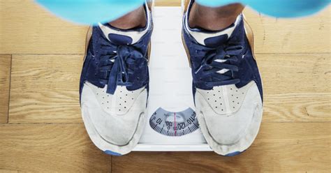 저울 위에 서 있는 남자 사진 Unsplash의 다이어트 이미지