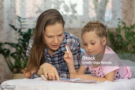 어머니와 딸이 함께 공동 활동에 종사하고 침대에서 집에서 스도쿠 퍼즐 부모와 자녀가 함께 시간을 보내는 개념 스도쿠에 대한 스톡 사진 및 기타 이미지 Istock