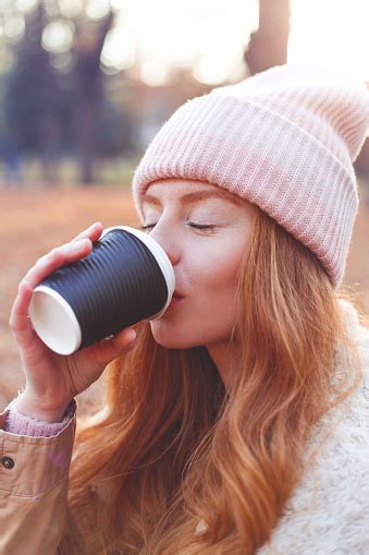 니트 모자를 쓴 빨간 머리 여자의 가을 초상화는 테이크 아웃 차 또는 커피 컵을 즐길 수 있습니다 감정에 대한 스톡 사진 및 기타 이미지 Istock