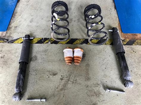 少しお尻上がりの前傾姿勢が気になっていたので設定が追加されたばかりの Blitz Damper Zz R”でバランスよくローダウン。フロント