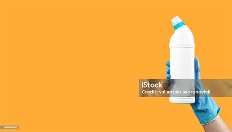 플라스틱 세제 병 모형 파란 장갑을 낀 손에 Wc 젤 포장 모형 텍스트 광고 프로모션을 위한 복사 공간이 있는 주황색 배너 배경 가사 집안일에 대한 스톡 사진 및 기타