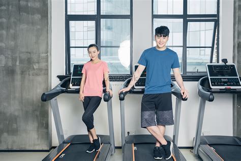 Gratis Foto Gym Treadmill Olahraga Potret Pria Dan Wanita Unduh Di Lovepik