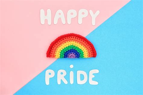 크로셰 뜨개질 무지개와 해피 프라이드 글자 파란색과 분홍색 배경 Lgbt 프라이드의 달에 대한 스톡 사진 및 기타 이미지
