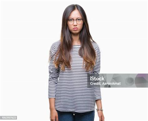 젊은 아시아 여자 문제 때문에 고립 된 배경 의심과 긴장 찡그림 화가 안경 착용 부정적인 사람입니다 감정에 대한 스톡 사진 및 기타 이미지 Istock
