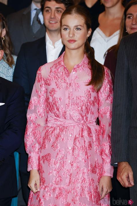 La Princesa Leonor Con Un Vestido Rosa Con Transparencias En Las
