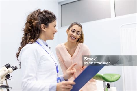 자궁 경부 질환의 치료 부인과 검진 중 부인과 의자에서 여성 산부인과 의사 인식 할 수없는 여성 환자 산부인과 의사가 여성을