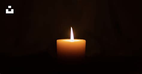 어두운 방에서 켜진 촛불 사진 Unsplash의 무료 크리스마스 이미지