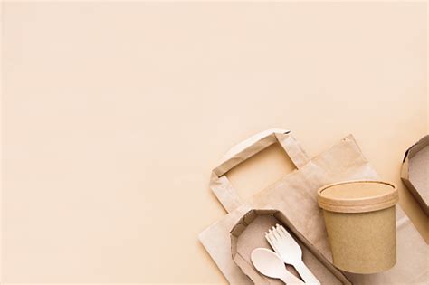 베이지 색 배경에 환경 친화적 인 일회용 골판지 종이 기구 위에서 볼 수 있습니다 에코 크래프트 종이 식기 일회용 식기의 생산 0명에 대한 스톡 사진 및 기타 이미지