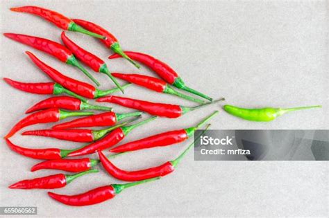 신선한 빨간 고추 초록 고추의 리더십 및 팀 리더 개념입니다 개성 개념에 대한 스톡 사진 및 기타 이미지 개성 개념 경영자 경쟁 Istock