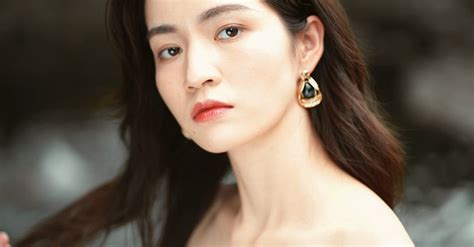 갈색 머리 검은 머리 고요한 공식적인 옷차림 귀걸이 긴 머리 디지털 럭셔리 매력적인 매우 복잡한 메이크업