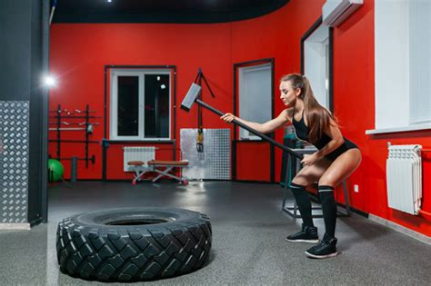 현대 체육관에서 썰매 망치와 스포티 한 강한 근육 소녀 훈련의 전체 길이 초상화 배경 주제에 대한 스톡 사진 및 기타 이미지 배경 주제 체육관 건강한 생활방식