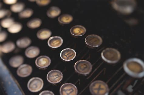 키릴 문자 키보드가 있는 빈티지 타자기 공예 종이의 빈 페이지에 텍스트 편지 쓰기 구식 작가 기계 책을 쓰고 편지를 인쇄하는