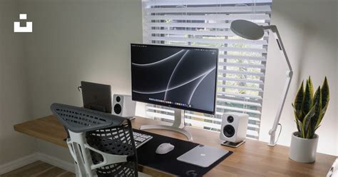 그 위에 컴퓨터가 있는 책상 사진 Unsplash의 무료 책상 이미지