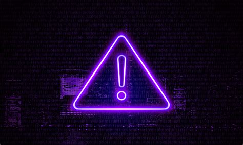 주의 위험 해킹 보라색 대도시 배경에 네온 기호입니다 보안 보호 맬웨어 해킹 공격 데이터 유출 개념 시스템 해킹 오류 공격자 경고 신호 컴퓨터 바이러스 랜섬웨어 개념에 대한
