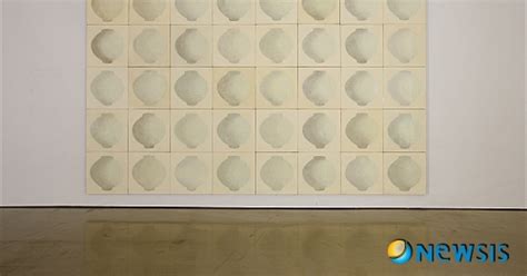 강익중 바람으로 섞이고 땅으로 이어지고 40개의 달항아리