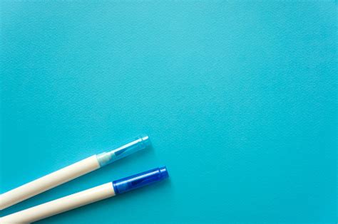 창조성에 대한 창조적 인 개념은 비어 있습니다 파란색과 파란색의 두 개의 펠트 팁 펜이 파란색 크래프트 배경의 가장자리에 놓여 있습니다 학교로 돌아 가기 의료 노트 아쿠아