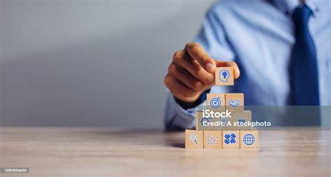 아이콘 비즈니스 전략 및 액션 계획과 나무 블록을 배열 하는 사업가 손 개념에 대한 스톡 사진 및 기타 이미지 개념 경영자 계획 Istock