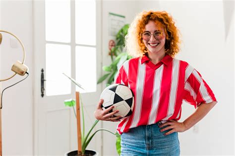 스포츠 유니폼을 입고 세계 선수권 대회에서 국가 대표팀을 응원하는 여성 축구 팬의 초상화 Soccer Tournament에 대한 스톡 사진 및 기타 이미지 Soccer