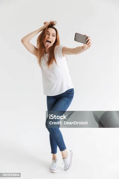 캐주얼 한 옷을 입고 셀카를 만드는 재미있는 여자의 전체 길이 이미지 여자에 대한 스톡 사진 및 기타 이미지 여자 셀카 스마트폰 Istock
