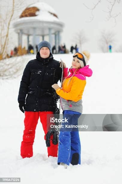 스노우 보드를 들고 스키 리조트의 배경에 포옹 스키 정장에 젊은 남자와 여자 서 12월에 대한 스톡 사진 및 기타 이미지 12월 1월 20 29세 Istock