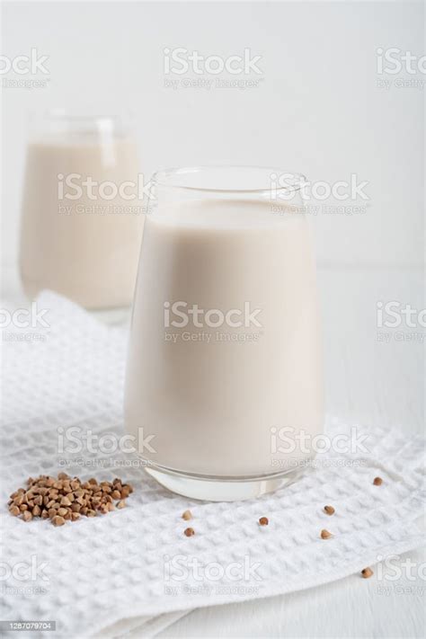 부엌에서 생 씨앗과 흰색 섬유에 제공 채식 메밀 우유의 전체 유리 0명에 대한 스톡 사진 및 기타 이미지 0명 건강한 생활방식 건강한 식생활 Istock