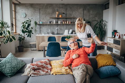 집에서 가족이나 친구와 휴대 전화를 통해 화상 채팅을하는 노인 부부 가정 생활에 대한 스톡 사진 및 기타 이미지 가정 생활 가정의 방 가족 Istock