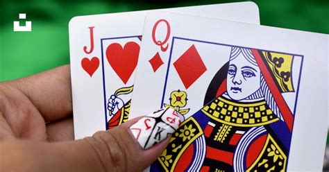 다이아몬드의 여왕과 하트의 잭 트럼프패를 들고 있는 사람 사진 Unsplash의 무료 사람의 이미지