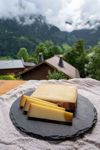 치즈 컬렉션 프렌치 소 치즈 콤트 보퍼트 아본댄스 프렌치 마운틴 빌리지 0명에 대한 스톡 사진 및 기타 이미지 0명 그라탕 노랑 Istock