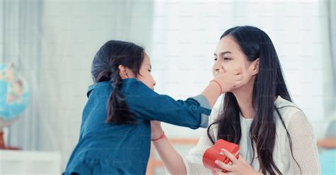 2 자매 자녀 가족 2 명의 어린 소녀 사람은 행복하고 즐거운 미소 귀여운 형제 어린 시절 함께 쾌활한 사랑의 가족의 개념과 집에 머물러 있습니다 사진